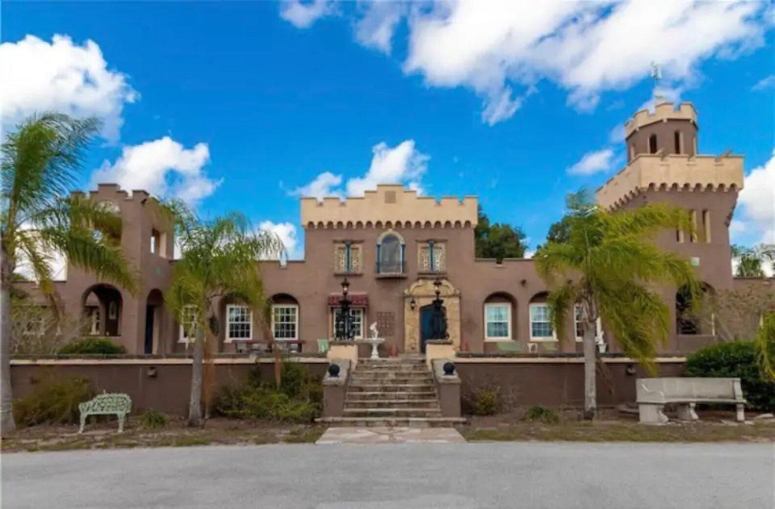 Best Castles For Rent On Airbnb: How To Stay the Night In A Castle ...