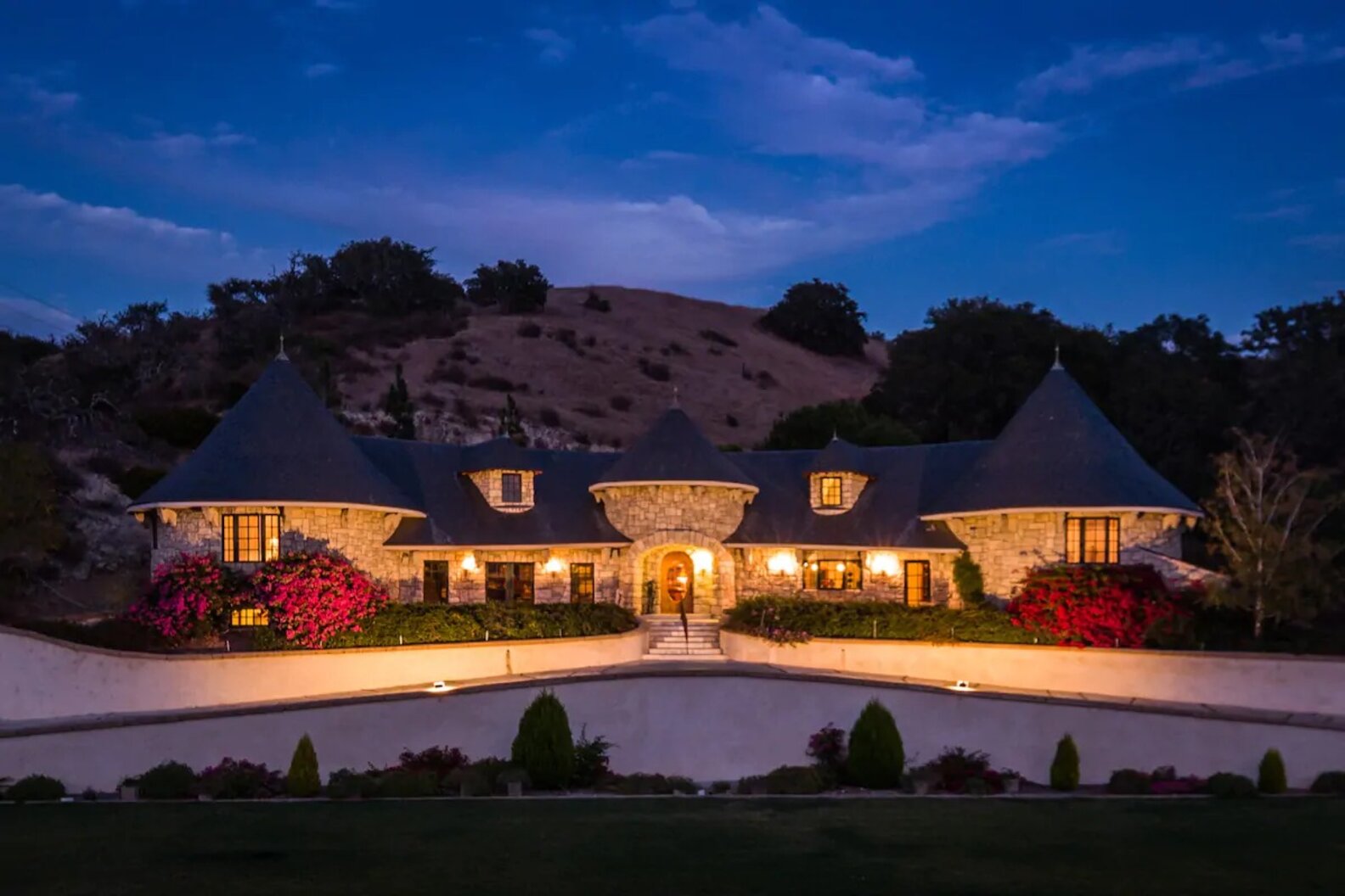 Best Castles For Rent On Airbnb: How To Stay the Night In A Castle ...