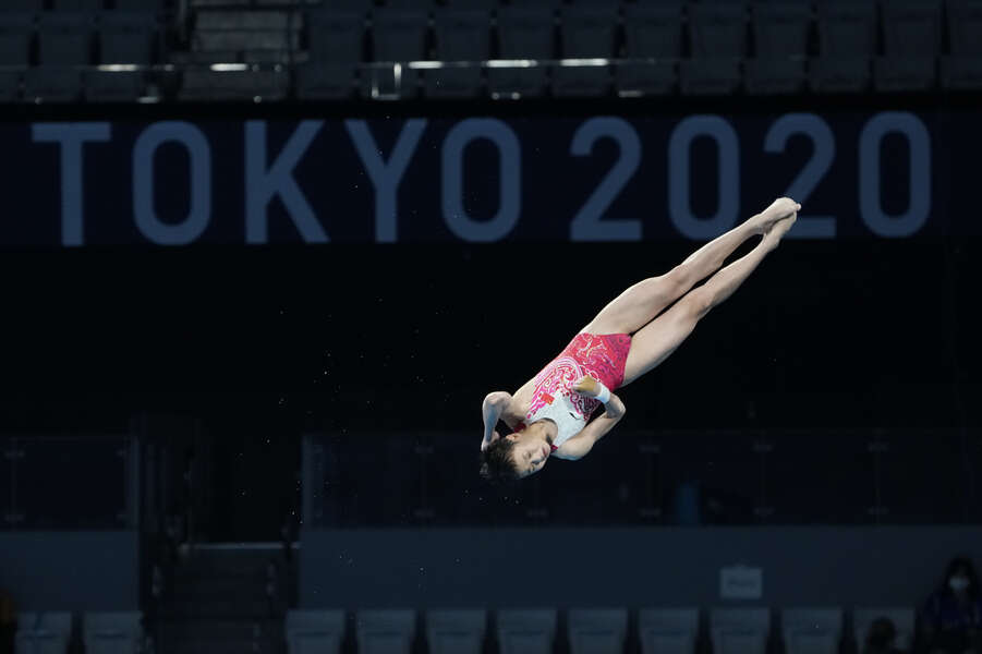 Who Is Quan Hongchan? Watch the 14-Year-Old Olympian's Perfect Dives ...