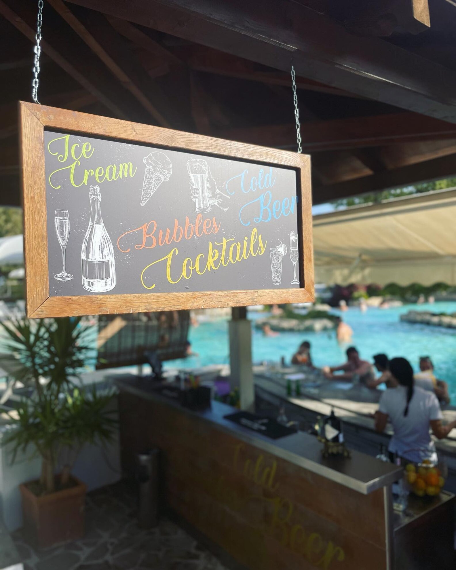 Best Pool Bars in the World: Enjoy a Cocktail at These Swim Up Pool ...