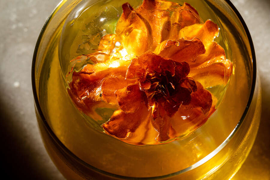 How to Make Floral Ice Cubes to Dress Up Your Cocktails and Drinks ...