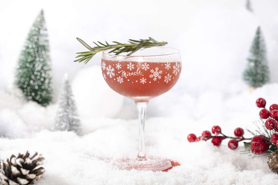 Christmas Cosmopolitan Cocktail Recipe to Try and Recreate at Home ...