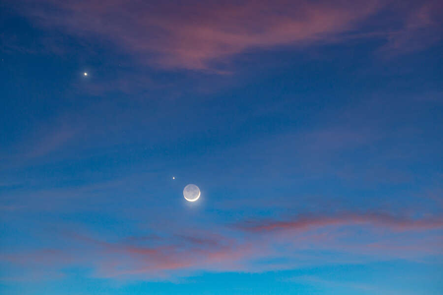 How to See the Moon, Saturn & Venus in the Night Sky Tonight - Thrillist