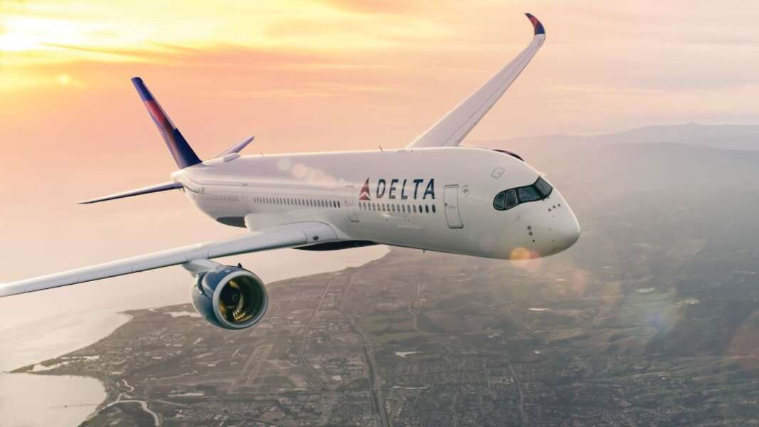 This Delta Flight Attendant Helped a Nervous Flier in a Photo Gone ...