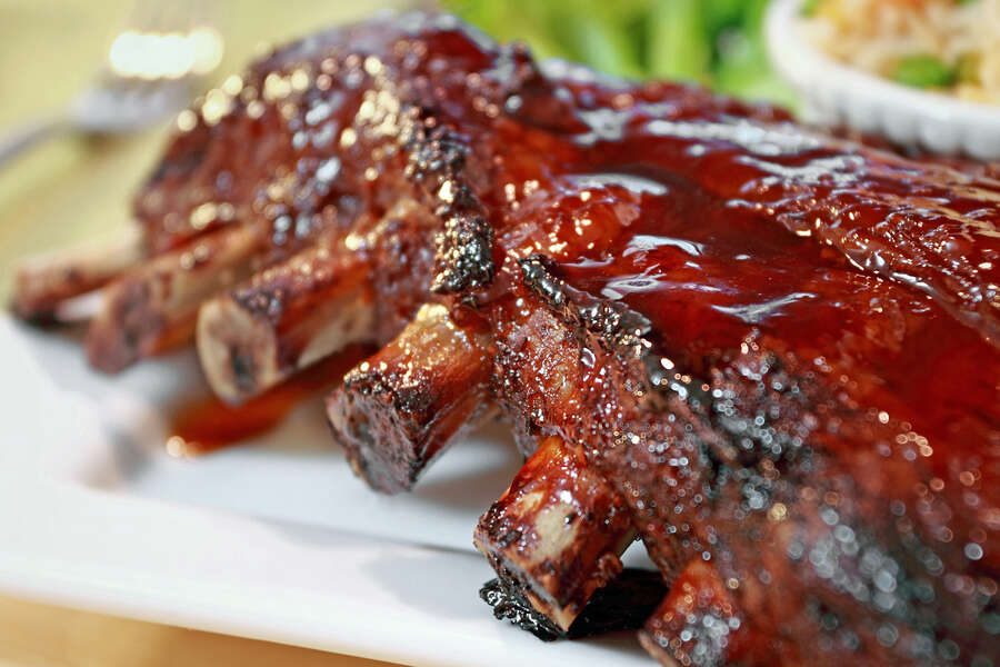 A Viral Tweet Showed a Man Eating a Full Rack of Ribs on a Plane ...