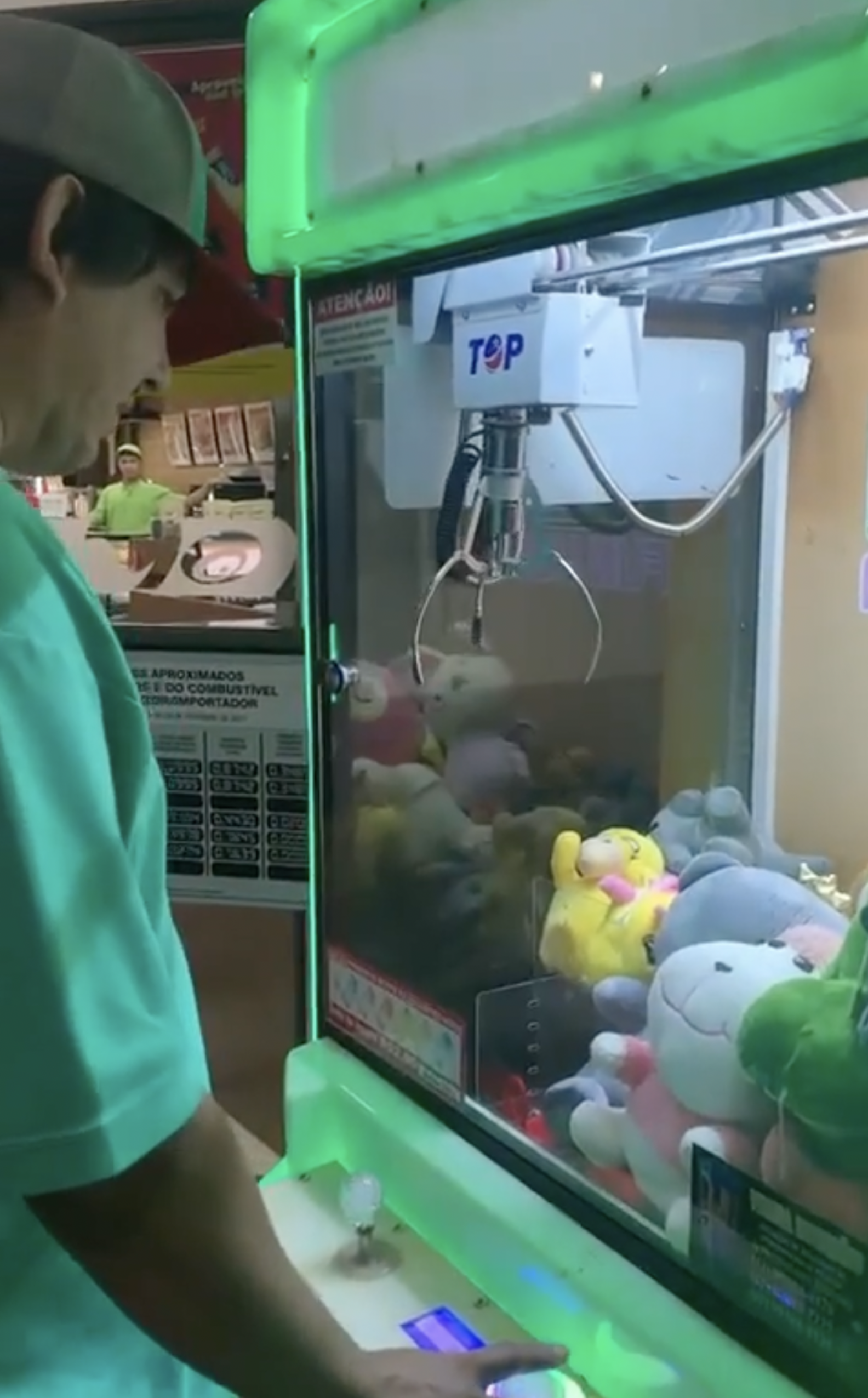 Guy Playing On Claw Machine Wins A 'Prize' He Hadn't Bargained For ...