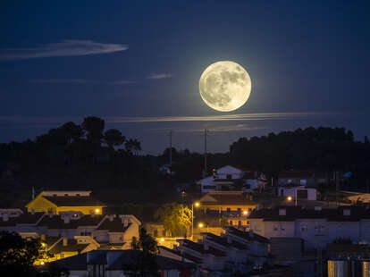 Here's How to See the July 2023 Supermoon This Weekend - Thrillist