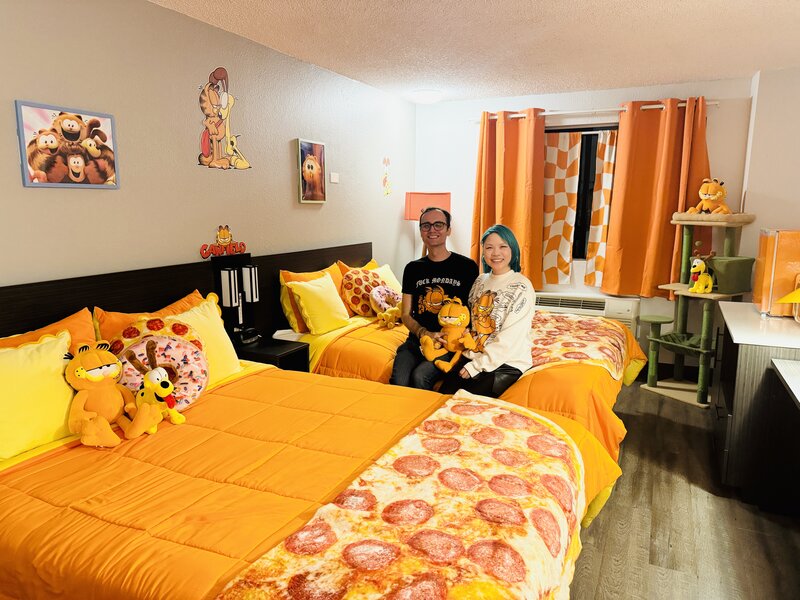 Garfield Themed Hotel Room Caused Chaos, According to Viral Tweet ...