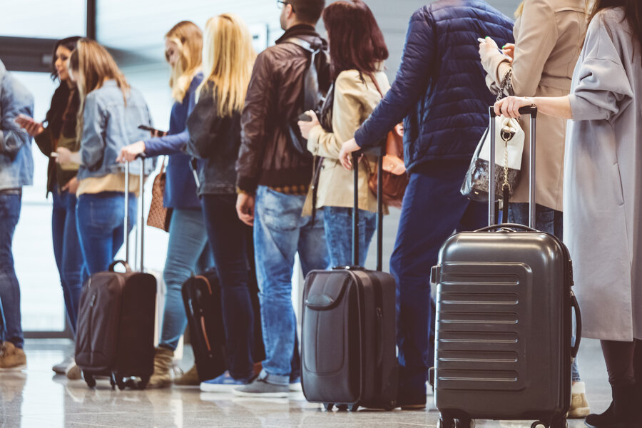 What are Gate Lice and Why Do People Crowd Around the Airport Gate ...