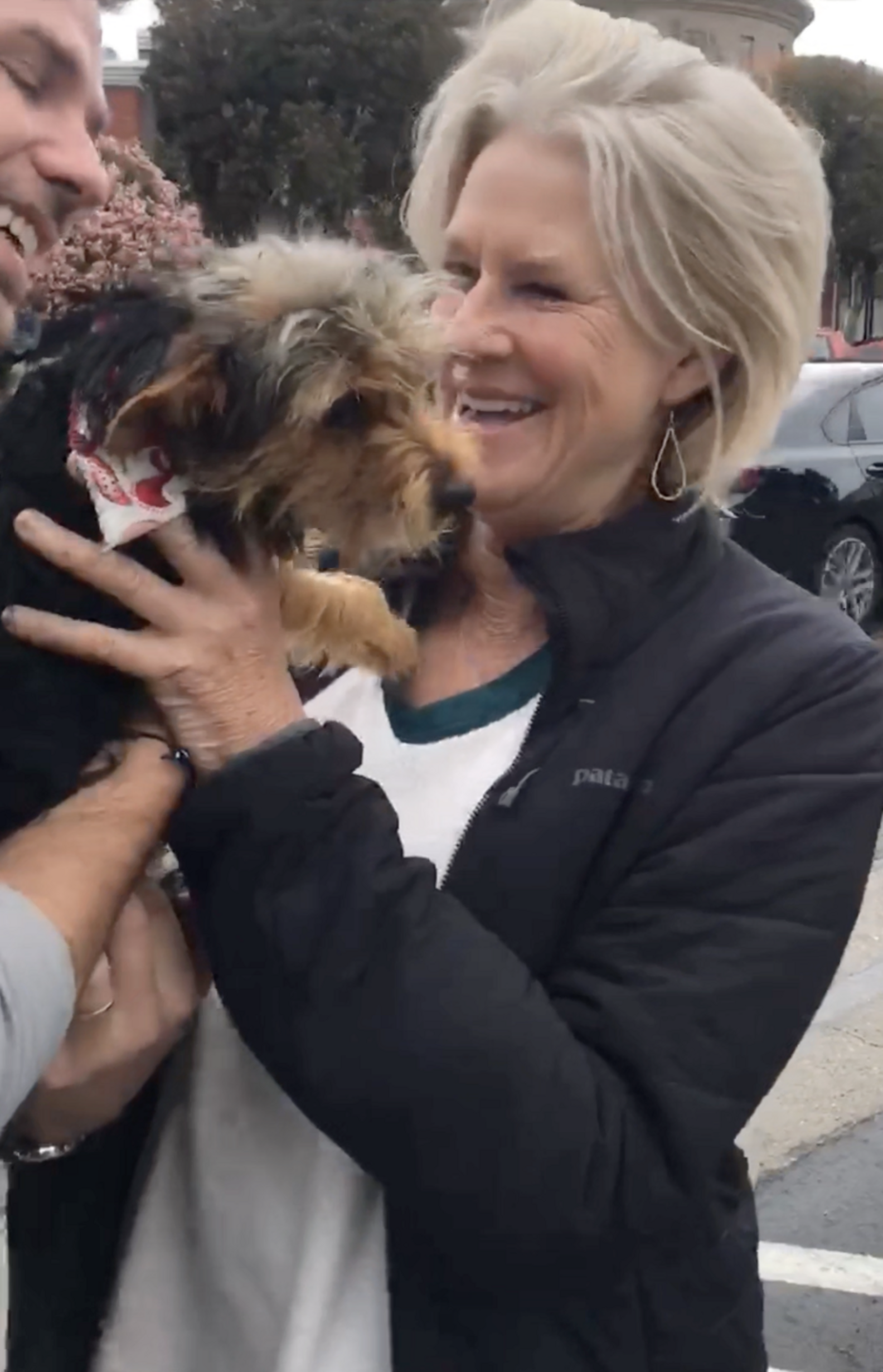 Rescue Dog Gets So Excited To Sing With Mom In Holiday Video Every Year ...