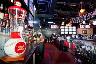 Hoops Sports Bar & Grill - Drink - Thrillist Miami