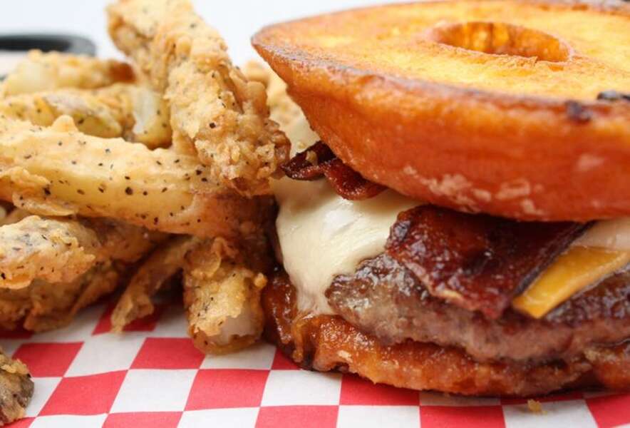 Fat-tastic Airstream grub outside a bar - Thrillist