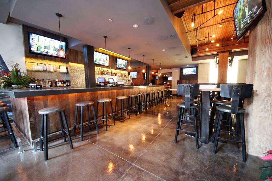 Municipal Bar & Dining Co. - Drink - Thrillist Chicago