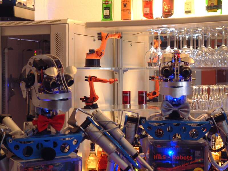 Robots Bar and Lounge in Ilmenau - "Carl" the Robotender is Currently ...